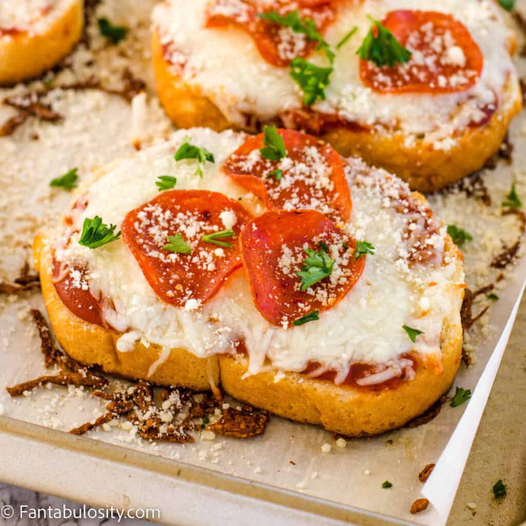 Texas Toast Pizzas - Fantabulosity